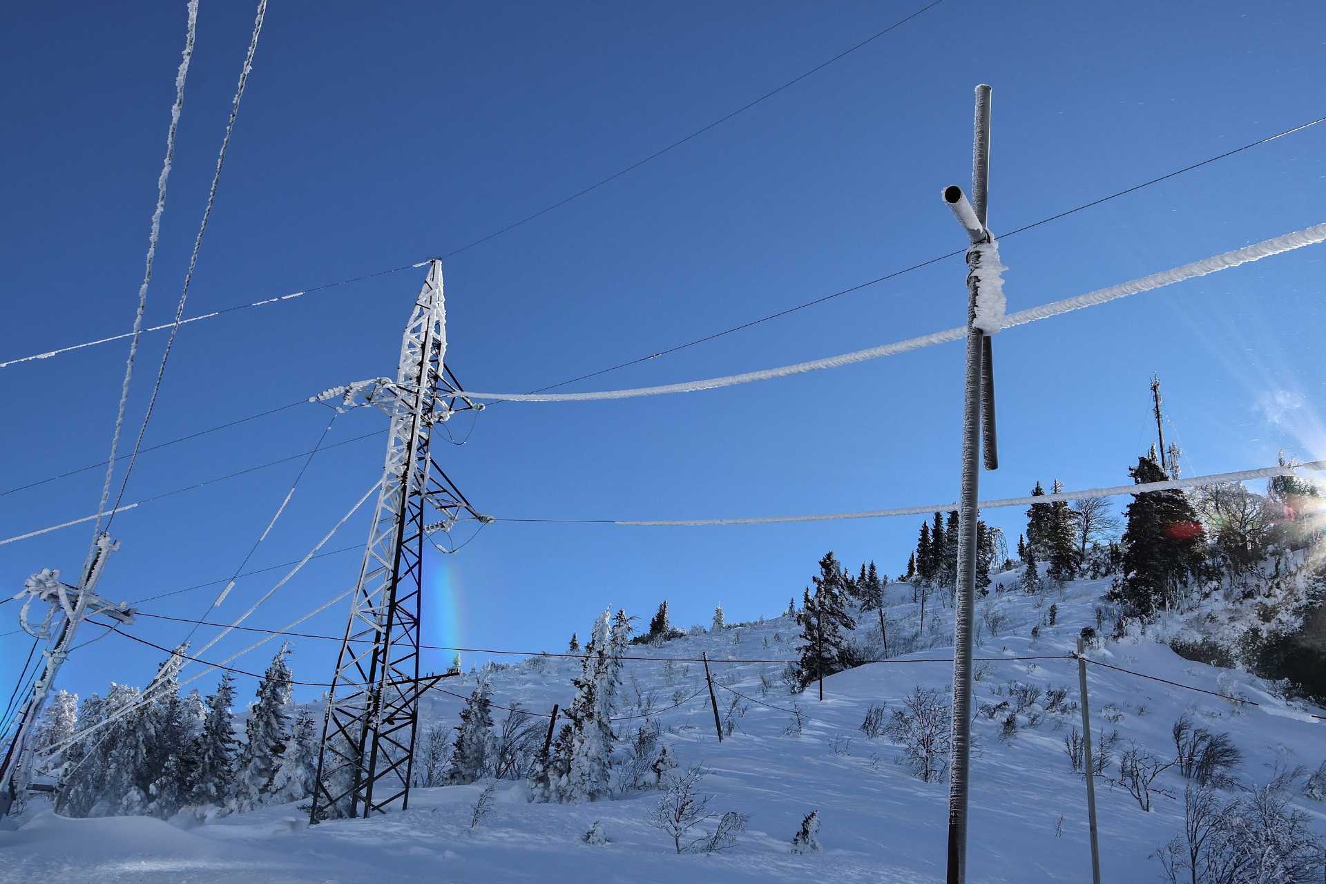 What can be done to protect power lines from ice? | Latitude Media
